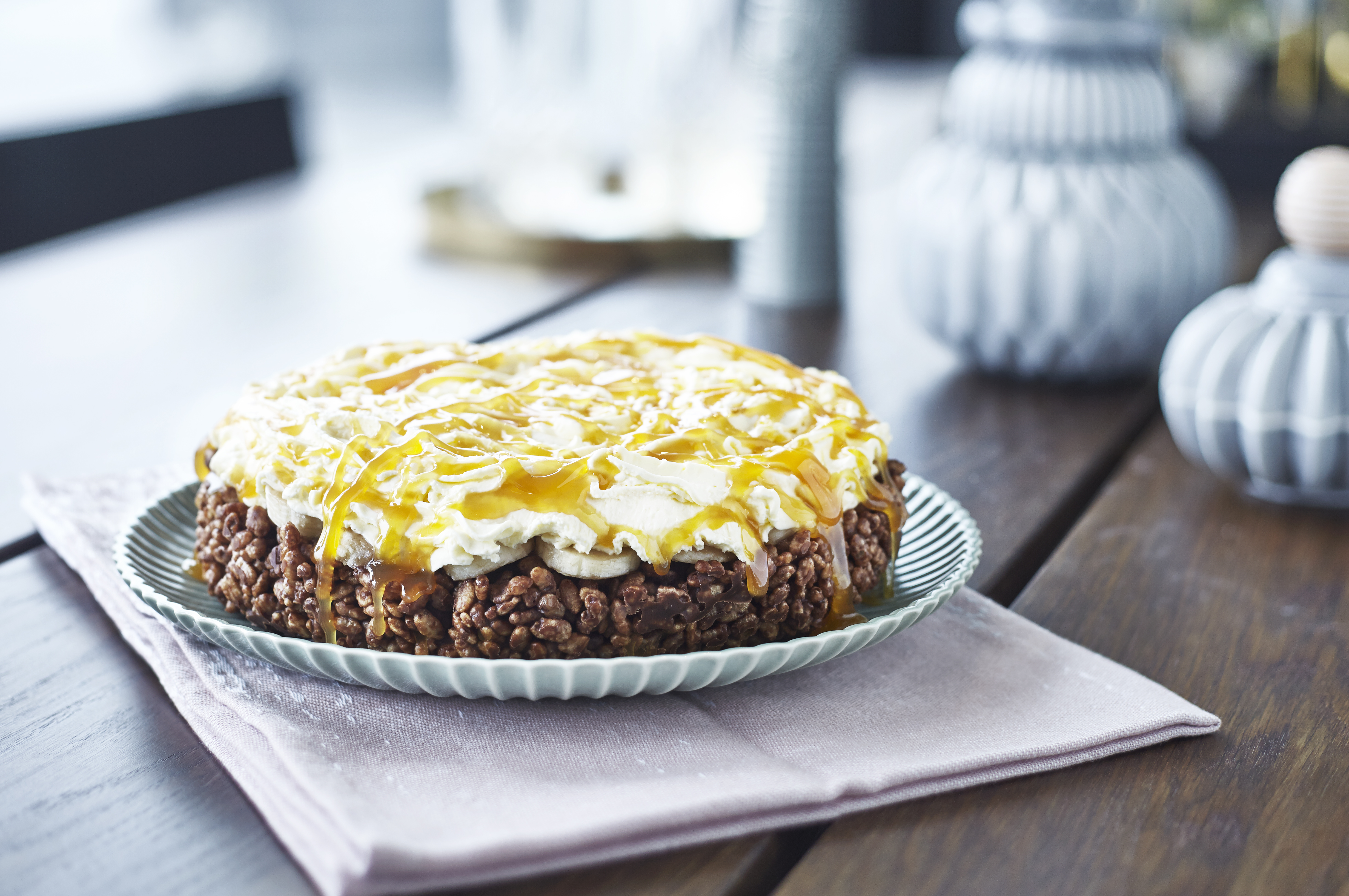 Rice Krispies kaka með banana og karamellusósu - Nói Siríus - Með ...
